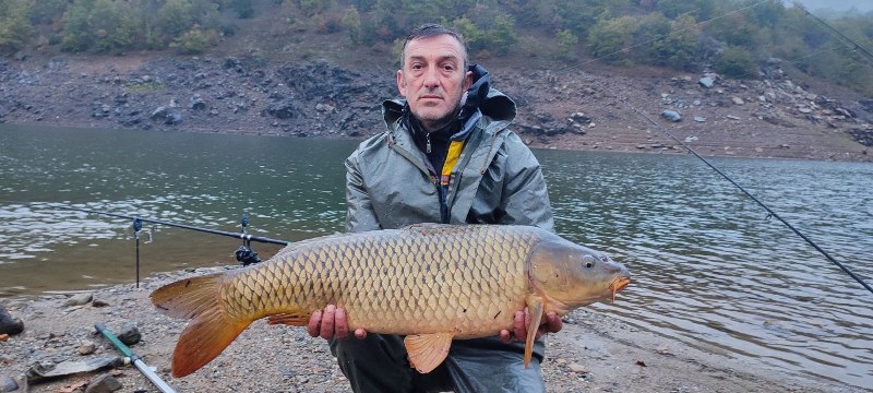 Во Стрежевско езеро уловен крап капиталец со тежина од над 10 килограми ...
